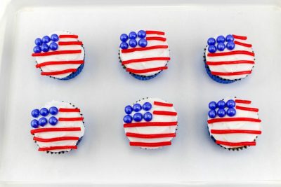 American Flag Cupcakes for a Fun Patriotic Dessert - Mom Does Reviews
