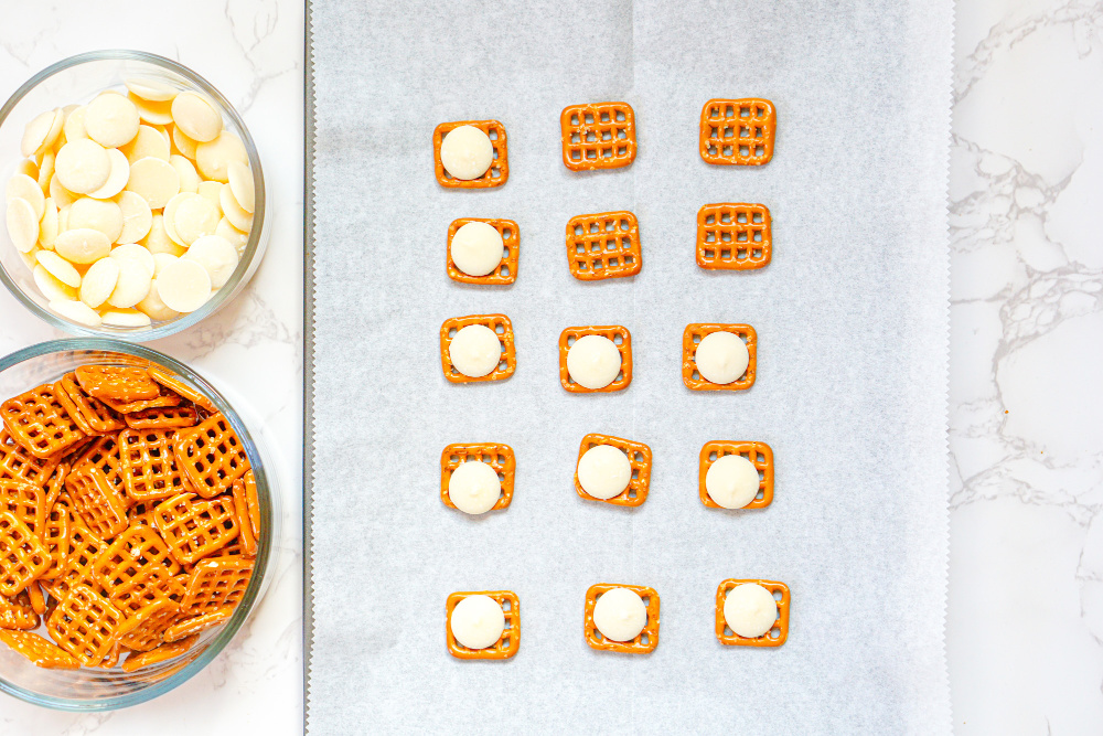 Make Easy Spring Flower Pretzel Bites - Mom Does Reviews