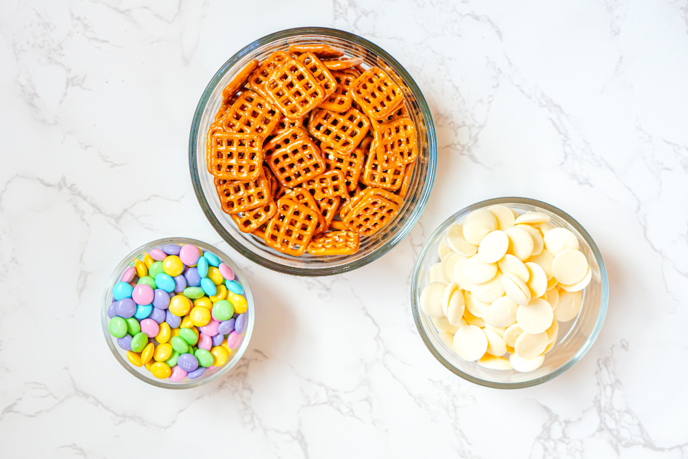 Make Easy Spring Flower Pretzel Bites - Mom Does Reviews